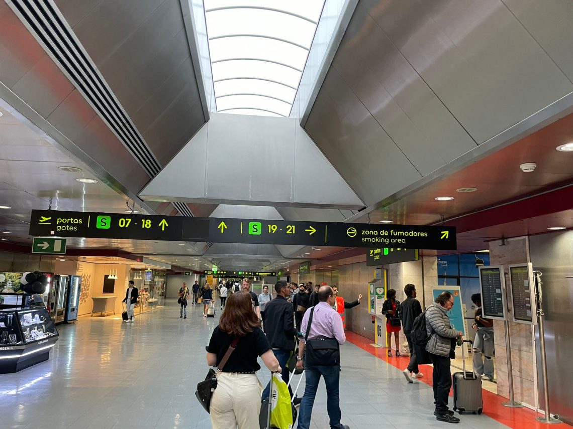 Lisbon Airport Smoking Area - Rate The Smoking Room